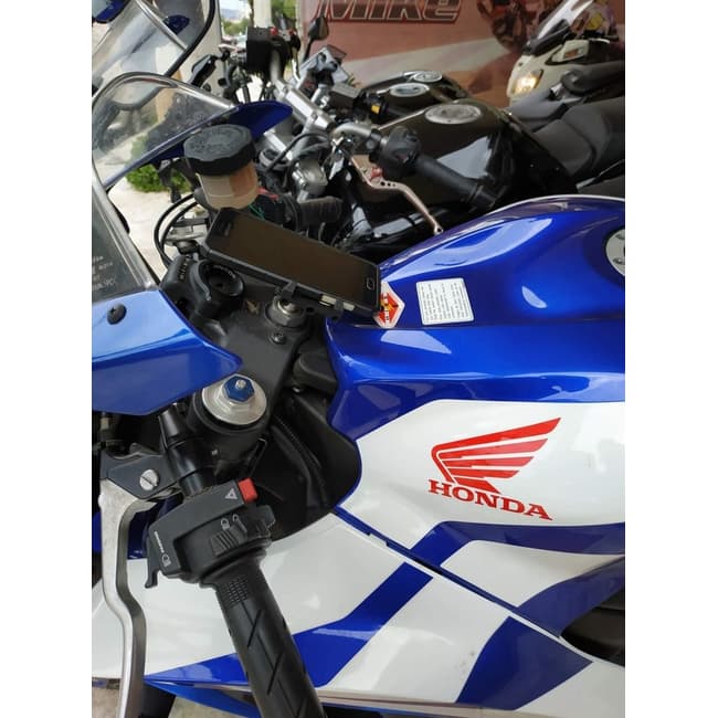 Universal fork stem yoke smartphone bracket for 17mm hole | Moto Discovery