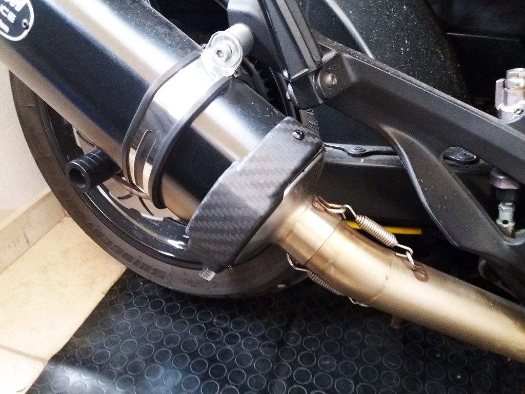 Exhaust muffler protector carbon look (1 piece) | Moto Discovery