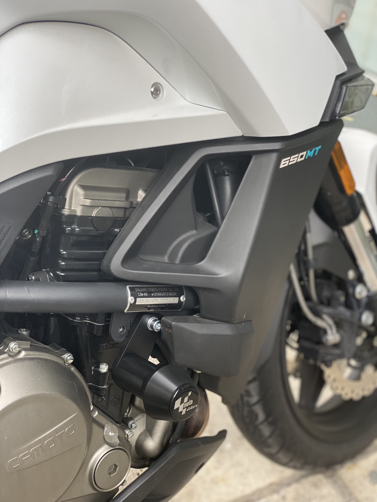 Frame crash pads compatible with CF Moto 650MT 2017-2022 | Moto Discovery