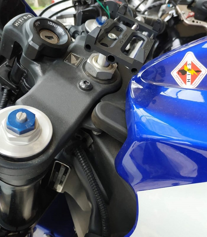 Universal fork stem yoke smartphone bracket for 17mm hole | Moto Discovery